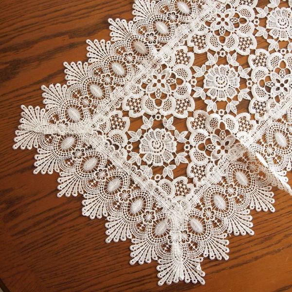 クラシックな雰囲気を演出！高級感たっぷりの、華やかなテーブルセンターです♪花瓶敷きとして、またスープ皿の下に敷きこんだり。上に飾る小物と一緒に楽しんでください♪素材：ポリエステル100%サイズ：約43x74cmカントリー雑貨、アンティーク、...