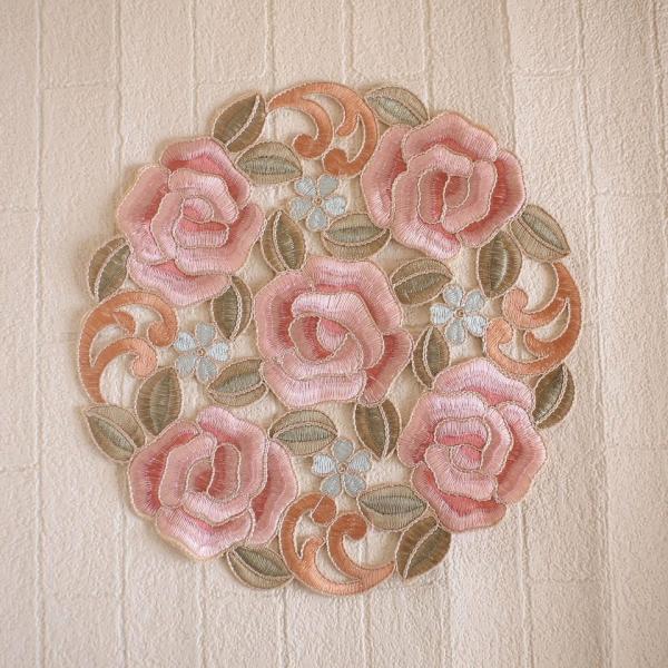 美しいバラの刺繍とカットワークが施された高級感あふれる花瓶敷きです。豪華な仕上がりで、インテリアに華やかさを加えます。この花瓶敷きは、お手持ちの花瓶の下に敷くだけで、空間を一気にエレガントな雰囲気に変えてくれます。大切な花々を引き立てるため...