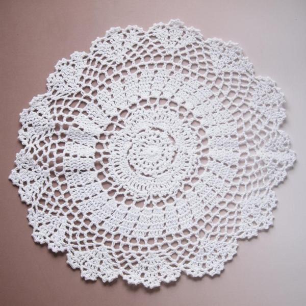 繊細なレースの美しさが魅力のハンドメイドドイリー。手編みで仕上げたこだわりの逸品です。おしゃれな花瓶敷きとして使えるだけでなく、テーブルのアクセントやインテリアの一部としても素敵な存在感を放ちます。使い勝手も抜群で、さまざまなシーンで活躍し...