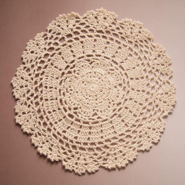 繊細なレースの美しさが魅力のハンドメイドドイリー。手編みで仕上げたこだわりの逸品です。おしゃれな花瓶敷きとして使えるだけでなく、テーブルのアクセントやインテリアの一部としても素敵な存在感を放ちます。使い勝手も抜群で、さまざまなシーンで活躍し...