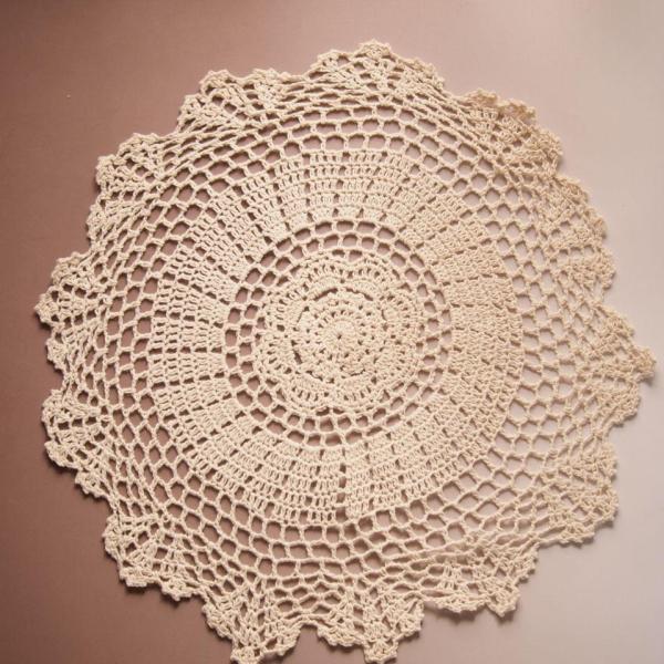 繊細なレースの美しさが魅力のハンドメイドドイリー。手編みで仕上げたこだわりの逸品です。おしゃれな花瓶敷きとして使えるだけでなく、テーブルのアクセントやインテリアの一部としても素敵な存在感を放ちます。使い勝手も抜群で、さまざまなシーンで活躍し...