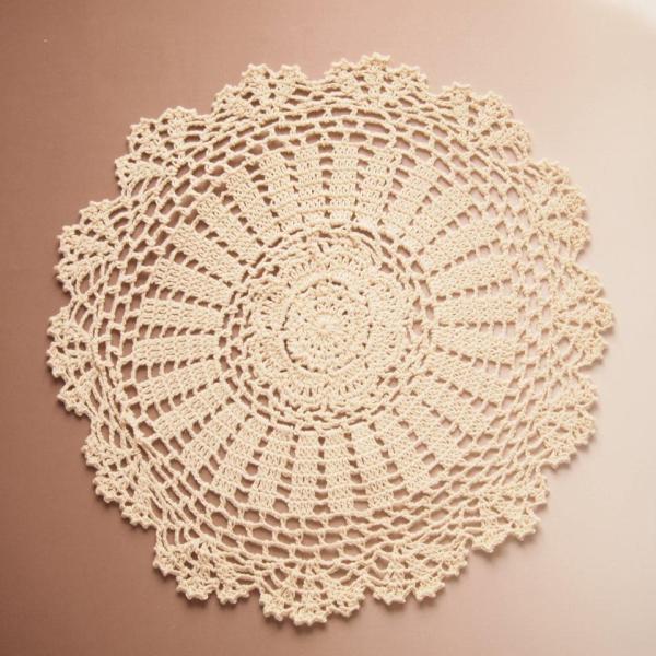 繊細なレースの美しさが魅力のハンドメイドドイリー。手編みで仕上げたこだわりの逸品です。おしゃれな花瓶敷きとして使えるだけでなく、テーブルのアクセントやインテリアの一部としても素敵な存在感を放ちます。使い勝手も抜群で、さまざまなシーンで活躍し...