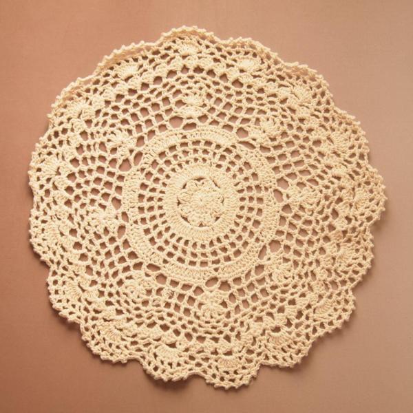 手編みの美しいレースドイリーです。花瓶の下に敷いたり、おしゃれなインテリアとしてお使いいただけます。30cm前後のサイズで、アンティーク調のデザインが特徴です。このレースドイリーは、一つ一つ手作業で制作されています。丁寧な手仕事によって生ま...