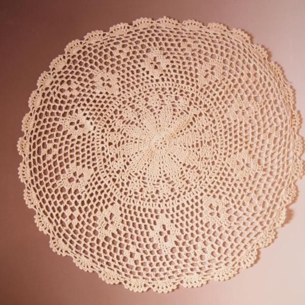 手編みの美しいレースドイリーです。花瓶の下に敷いたり、おしゃれなインテリアとしてお使いいただけます。49cm前後のサイズで、アンティーク調のデザインが特徴です。このレースドイリーは、一つ一つ手作業で制作されています。丁寧な手仕事によって生ま...