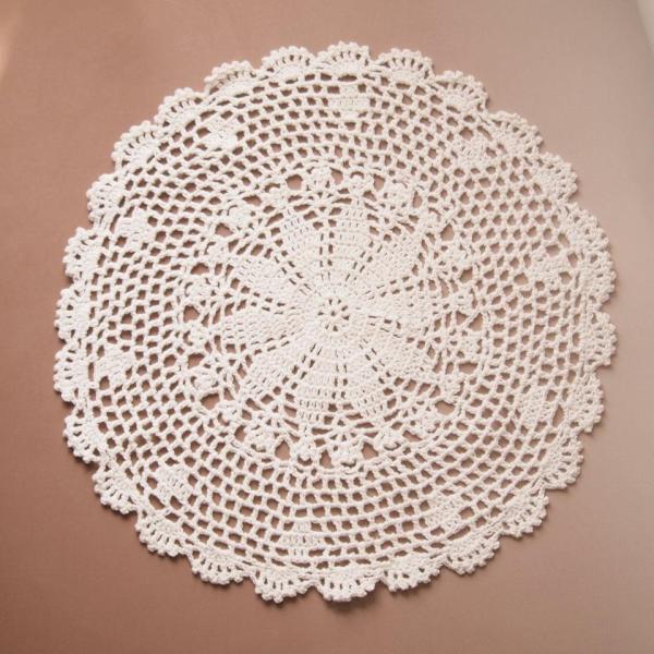 手編みの美しいレースドイリーです。花瓶の下に敷いたり、おしゃれなインテリアとしてお使いいただけます。35cm前後のサイズで、アンティーク調のデザインが特徴です。このレースドイリーは、一つ一つ手作業で制作されています。丁寧な手仕事によって生ま...