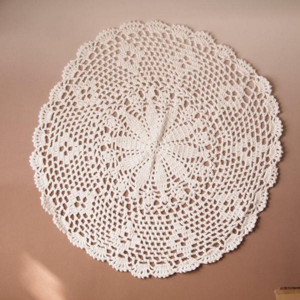手編みの美しいレースドイリーです。花瓶の下に敷いたり、おしゃれなインテリアとしてお使いいただけます。40cm前後のサイズで、アンティーク調のデザインが特徴です。このレースドイリーは、一つ一つ手作業で制作されています。丁寧な手仕事によって生ま...