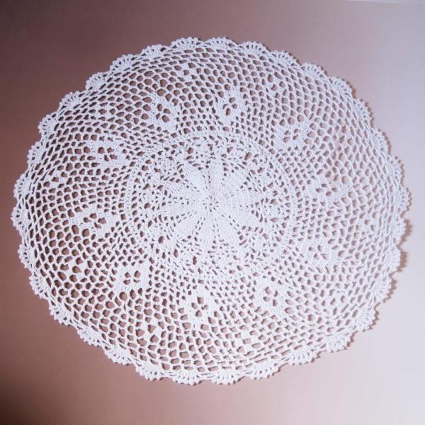 手編みの美しいレースドイリーです。花瓶の下に敷いたり、おしゃれなインテリアとしてお使いいただけます。50cm前後のサイズで、アンティーク調のデザインが特徴です。このレースドイリーは、一つ一つ手作業で制作されています。丁寧な手仕事によって生ま...