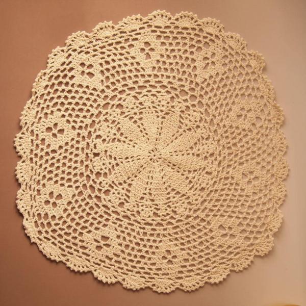 手編みの美しいレースドイリーです。花瓶の下に敷いたり、おしゃれなインテリアとしてお使いいただけます。43cm前後のサイズで、アンティーク調のデザインが特徴です。このレースドイリーは、一つ一つ手作業で制作されています。丁寧な手仕事によって生ま...