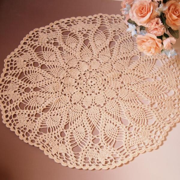 手作りの美しいハンドメイドレースドイリー。パイナップルレースの繊細な模様が魅力です。ベージュのアンティーク調カラーが、落ち着いた雰囲気のインテリアを演出します。丁寧に手編みされているため、こだわりのある方にぴったりの一枚です。大切なゲストを...
