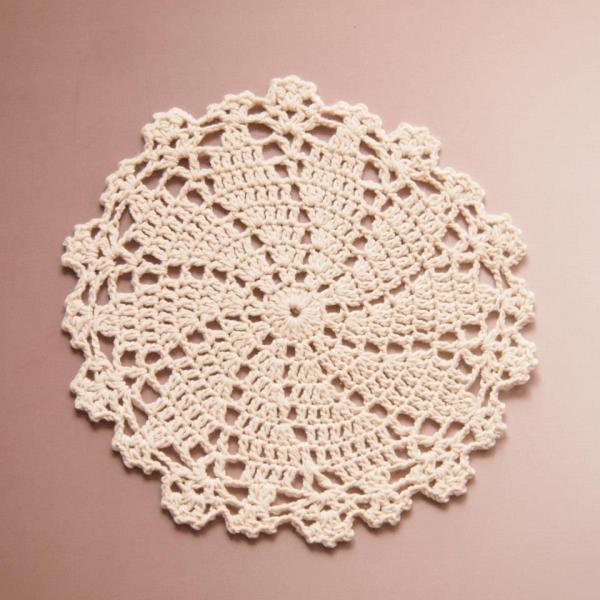 お部屋を上品な雰囲気に演出する、ハンドメイドのレースドイリーです。繊細なレース編みとアンティーク調のデザインが特徴で、コースターとしてはもちろん、インテリアとしても素敵に使えます。ベージュのナチュラルカラーは、どんなお部屋にも調和し、上品な...