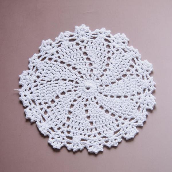 お部屋を上品な雰囲気に演出する、ハンドメイドのレースドイリーです。繊細なレース編みとアンティーク調のデザインが特徴で、コースターとしてはもちろん、インテリアとしても素敵に使えます。アンティーク調ドイリーは、どんなお部屋にも調和し、上品な雰囲...