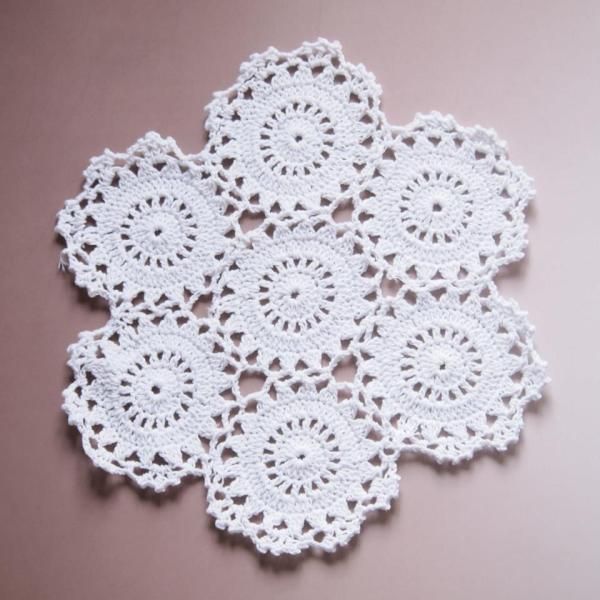 手編みのモチーフレースドイリーです。アンティーク調のデザインが、お部屋の雰囲気をより一層優雅に演出してくれます。綿100％の素材で編まれており、上品でしなやかな風合いがあります。アンティーク調ドイリーは、どんな色味の家具やインテリアにもマッ...