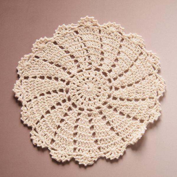 透け感のある美しいレースのドイリー。手編みされた細かい模様は、アンティーク調のインテリアにぴったりです。花瓶やテーブルの上に敷けば、一気に雰囲気が華やかになります。ドイリー自体がアクセントとなり、他のインテリアとも調和しやすいです。また、手...