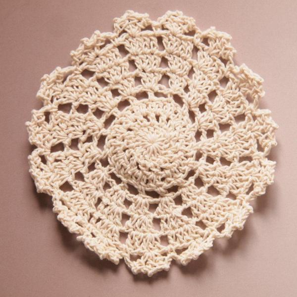 透け感のある美しいレースのドイリー。手編みされた細かい模様は、アンティーク調のインテリアにぴったりです。花瓶やテーブルの上に敷けば、一気に雰囲気が華やかになります。ドイリー自体がアクセントとなり、他のインテリアとも調和しやすいです。また、手...