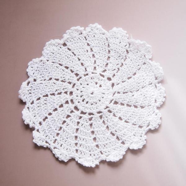 透け感のある美しいレースのドイリー。手編みされた細かい模様は、アンティーク調のインテリアにぴったりです。花瓶やテーブルの上に敷けば、一気に雰囲気が華やかになります。ドイリー自体がアクセントとなり、他のインテリアとも調和しやすいです。また、手...