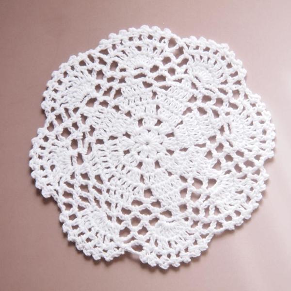 透け感のある美しいレースのドイリー。手編みされた細かい模様は、アンティーク調のインテリアにぴったりです。花瓶やテーブルの上に敷けば、一気に雰囲気が華やかになります。ドイリー自体がアクセントとなり、他のインテリアとも調和しやすいです。また、手...