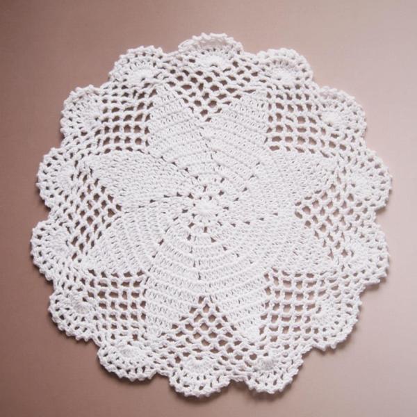 アンティーク調のハンドメイドレースドイリーです。手編みによる繊細な模様が、おしゃれで上品な雰囲気を醸し出しています。使い勝手の良い大きで、花瓶やカップなどの下敷きとしても活躍します。インテリアのアクセントや贈り物としてもおすすめです。手作り...