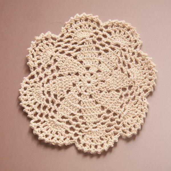 アンティーク調のハンドメイドレースドイリーです。手編みによる繊細な模様が、おしゃれで上品な雰囲気を醸し出しています。使い勝手の良い大きで、花瓶やカップなどの下敷きとしても活躍します。インテリアのアクセントや贈り物としてもおすすめです。手作り...