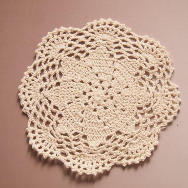 アンティーク調のハンドメイドレースドイリーです。手編みによる繊細な模様が、おしゃれで上品な雰囲気を醸し出しています。使い勝手の良い大きで、花瓶やカップなどの下敷きとしても活躍します。インテリアのアクセントや贈り物としてもおすすめです。手作り...