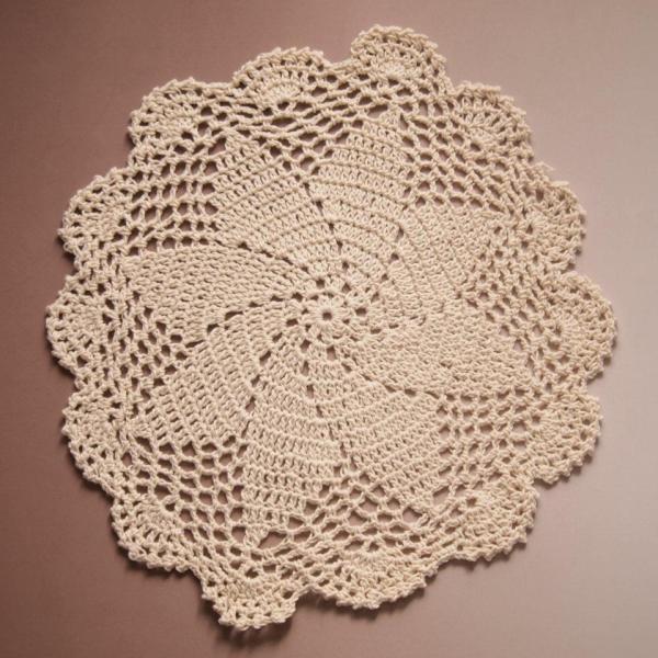 アンティーク調のハンドメイドレースドイリーです。手編みによる繊細な模様が、おしゃれで上品な雰囲気を醸し出しています。使い勝手の良い大きで、花瓶やカップなどの下敷きとしても活躍します。インテリアのアクセントや贈り物としてもおすすめです。手作り...