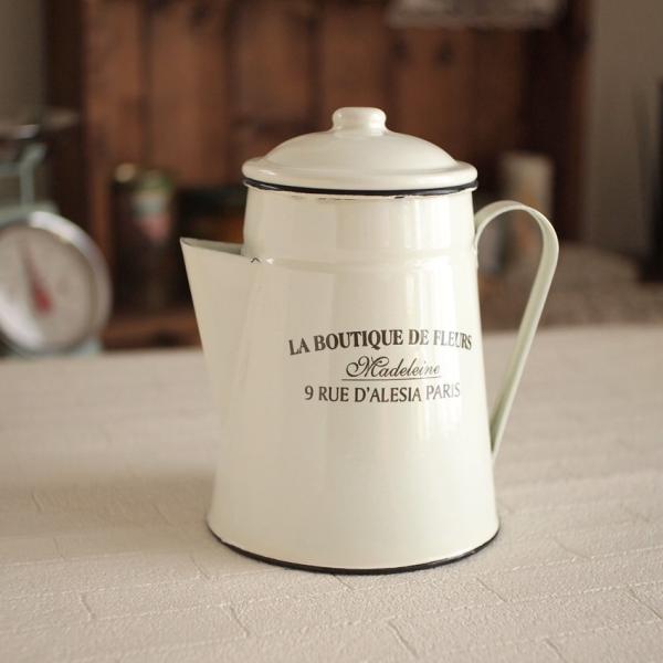 落ち着いた魅力を感じる、アンティーク調 ホーロー ポットです。ヴィンテージなデザインが特徴で、インテリアの一部として個性的なアクセントを加えてくれることでしょう。お花の水やりや、ドライフラワーや造花をかざったり、してもおしゃれです。日常の生...