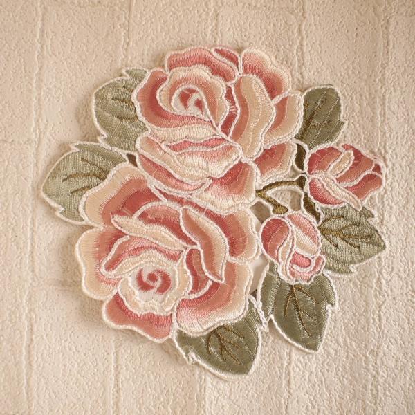 美しいバラの刺繍施された高級感あふれるコースターです。豪華な仕上がりで、テーブルに華やかさを加えます。カップの下に敷くだけで、空間を一気にエレガントな雰囲気に変えてくれます。大切なひと時のために、特別にデザインされた逸品です。### 特徴-...