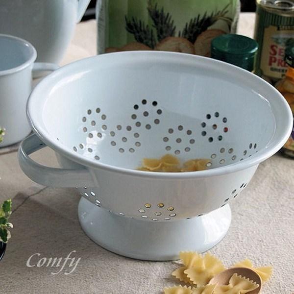 素朴であたたかみのあるホーロー素材のコランダーです。ナチュラルなキッチンにやさしくなじむ、シンプルで使いやすいデザイン。野菜や食器の水切りに便利で、フルーツを盛り付けてそのまま食卓へ出してもおしゃれです。日常使いはもちろん、見せる収納として...