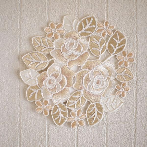 おしゃれで上品な、高級コード刺繍 コースター シャンパンロゼ Φ12cm です。シャンパンロゼの柔らかな色合いが特徴で、バラの美しいデザインがインテリアに優雅さをプラスします。上品な刺繍仕上げは、お部屋の雰囲気を一層引き立てるでしょう。この...