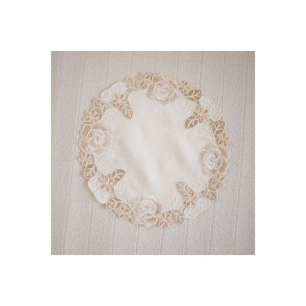 おしゃれで上品な、高級コード刺繍 ドイリー シャンパンロゼ Φ25cm 花瓶敷です。シャンパンロゼの柔らかな色合いが特徴で、バラの美しいデザインがインテリアに優雅さをプラスします。上品な刺繍仕上げは、お部屋の雰囲気を一層引き立てるでしょう。...