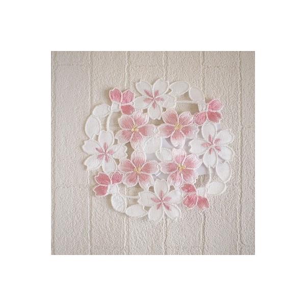 おしゃれで上品な、コード刺しゅう＆カットワーク コースター さくら Φ12cm です。春を感じさせるピンクの色合いが特徴で、愛らしいデザインがインテリアに華やかさをプラスします。上品な刺繍やカットワークの仕上がりは、お部屋の雰囲気を一層引き...