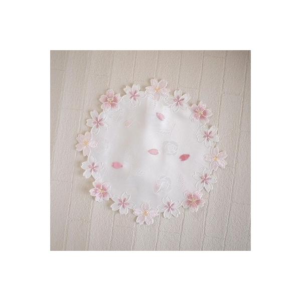 おしゃれで優雅な、コード刺繍＆カットワークドイリー さくら Φ20cm 花瓶敷です。春を感じさせるピンクの色合いが特徴で、愛らしいデザインがインテリアに華やかさをプラスします。上品な刺繍やカットワークの仕上がりは、お部屋の雰囲気を一層引き立...