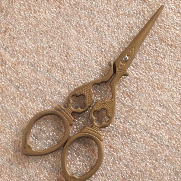 手作り派なら、道具にもこだわりたい！こんな素敵なハサミなら、創作意欲に火がついちゃうかも〜！ハンドメイドが好きなあの方へ、プレゼントしても喜ばれそうです！サイズ：W5×H12cm材質：ステンレス カラー：アンティークブラウン アイアン、アン...