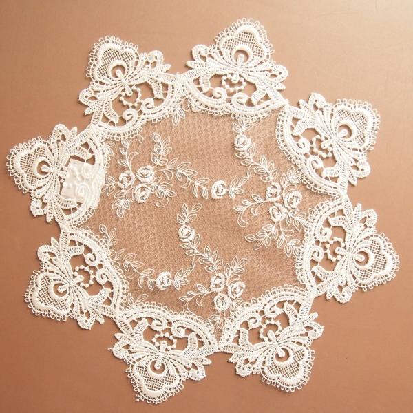 ◆ナチュラルレースの魔法♪◆ゴージャスな雰囲気が素敵なアンティーク調刺繍レース！ちょっとしたスペースにかけるだけで、お部屋がやさしい雰囲気になります。優しく手洗いすれば、美しさ長持ち♪Φ30cm　ポリエステル１００％色：ホワイトカントリー雑...