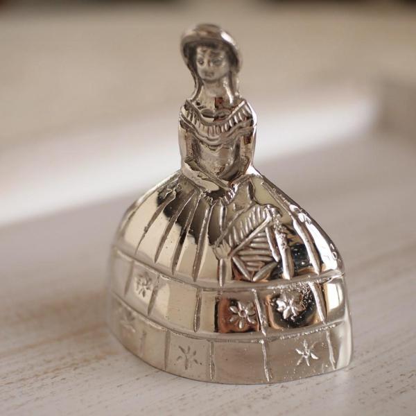 クラシックな雰囲気漂うディナーベル「貴婦人」。BRASS（真鍮）をニッケルコーティングで光沢のあるシルバーに仕上げた重厚感・高級感のある貴婦人を模ったハンドベルです。アンティーク調のデザインがおしゃれな空間を演出してくれます。音色も心地よく...