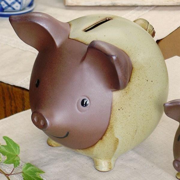 笑顔の理由、それは心のこもった贈り物。「ふたを開けて、おもわずにっこり」大切な方へ、そしてたまには自分自身へ、幸せの笑顔届けます。やきものならではの「ほっこり」とした魅力。見て、触れて、そしてその表情に癒されます。懐かしくて新しい、ぶたの貯...
