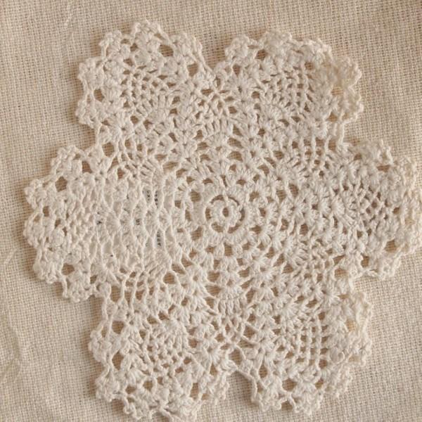 ◆ナチュラルレースの魔法♪◆ゴージャスな雰囲気が素敵な手編みクロッシェレース！ちょっとしたスペースにかけるだけで、お部屋がやさしい雰囲気になります。優しく手洗いすれば、美しさ長持ち♪約Φ14cm　コットン１００％色：ベージュハンドメイドのた...