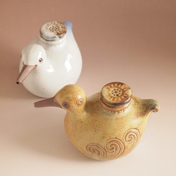 食卓のアクセントに、かわいいさぎの汁次はいかがでしょう？テーブルのオブジェのようなかわいらしさですが、使い勝手のよい機能的な形の汁次です。醤油やオリーブオイルなどを入れてもいいですね。卓上で大活躍！家族だんらんのお食事タイムに、お友達を呼ん...