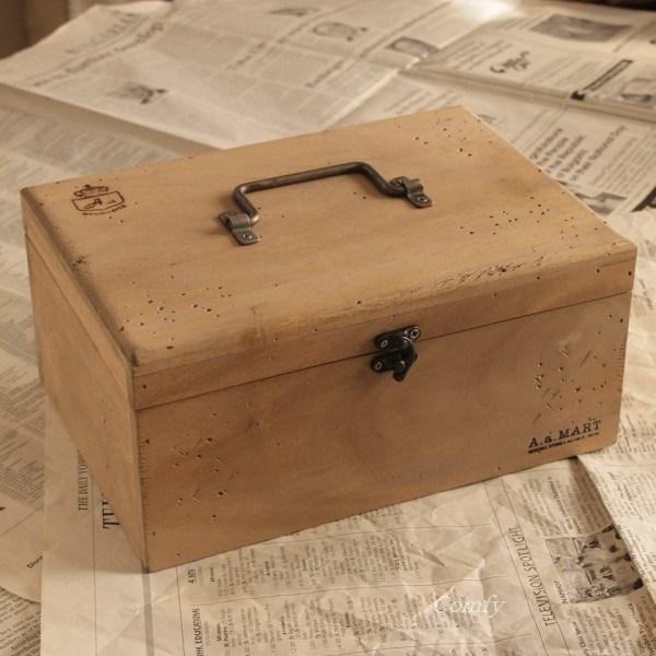 セール！20％OFF！！４３５７円→３４８６円ナチュラルレトロな雰囲気がおしゃれな救急箱アンティーク調の魅力あふれるファーストエイドキットケース（薬箱）です！お部屋のイメージ造りにぴったり♪昔、どこのお宅にも薬箱がありました。箪笥の上や台所...