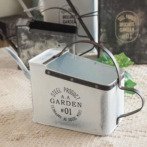 空っぽで不要になったオイル缶をリサイクル！オイル缶の形をそのまま活かすことで、四角い形が個性的なジョウロに生まれ変わりました。愛用され続けてだんだんと塗装が剥げていく様子をアンティーク風加工で丁寧に表現。やわらかな雰囲気のナチュラルホワイト...