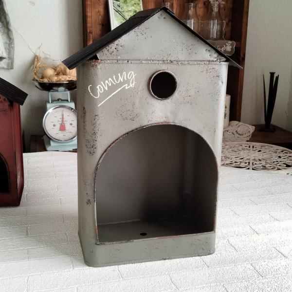 セール！20％OFF！！３６３０円→２９０４円シンナー缶をリサイクルした、ブリキの可愛らしいバードハウスプランターです♪底に穴が開いているので、直接植物を植えることもできます。ガーデンやインテリアのアクセントに素敵ですね！サイズ：約 W19...