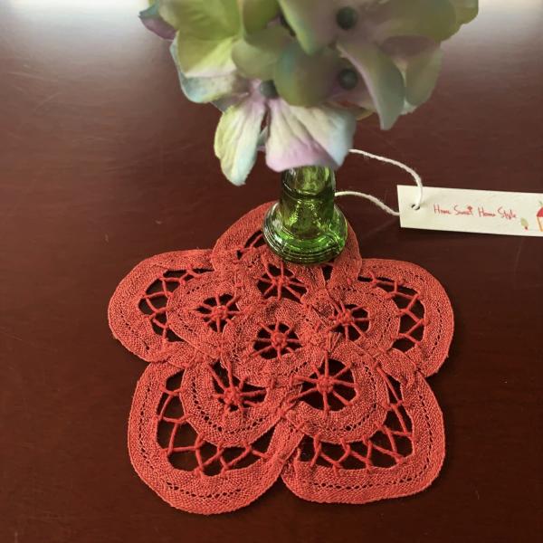 バテンレースのエレガントなコースターです。テーブルの上に置くだけで、一気に上品な雰囲気が漂います。手作業で丁寧に作られたバテンレースのお花は、一つ一つが美しさを兼ね備えています。このコースターは、使っていくうちにほどよい風合いが生まれ、より...