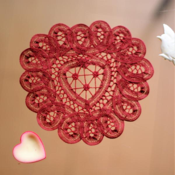 バテンレースのエレガントなコースターです。テーブルの上に置くだけで、一気に上品な雰囲気が漂います。手作業で丁寧に作られたバテンレースのコースターは、一つ一つが美しさを兼ね備えています。このコースターは、使っていくうちにほどよい風合いが生まれ...