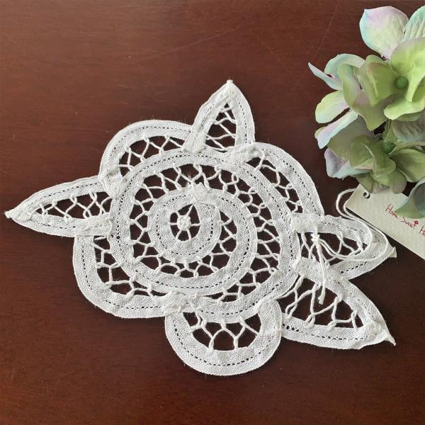 バテンレースのエレガントなコースターです。テーブルの上に置くだけで、一気に上品な雰囲気が漂います。手作業で丁寧に作られたバテンレースの薔薇は、一つ一つが美しさを兼ね備えています。このコースターは、使っていくうちにほどよい風合いが生まれ、より...