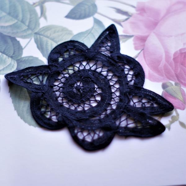 バテンレースのエレガントなコースターです。テーブルの上に置くだけで、一気に上品な雰囲気が漂います。手作業で丁寧に作られたバテンレースの薔薇は、一つ一つが美しさを兼ね備えています。このコースターは、使っていくうちにほどよい風合いが生まれ、より...