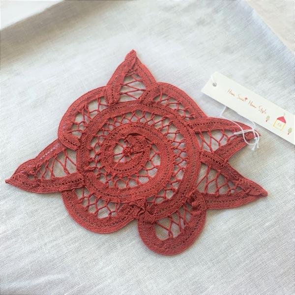 バテンレースのエレガントなコースターです。テーブルの上に置くだけで、一気に上品な雰囲気が漂います。手作業で丁寧に作られたバテンレースの薔薇は、一つ一つが美しさを兼ね備えています。このコースターは、使っていくうちにほどよい風合いが生まれ、より...