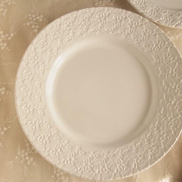 落ち着いた大人のための、食器シリーズ、マチュース！どっしりとした安心感のある重さ。型押しのレース模様が、独特の雰囲気を醸し出しています。パーティーなどのスペシャルオケージョンはもちろん、普段使いにも！ちょっと自慢できちゃう、素敵なプレートで...