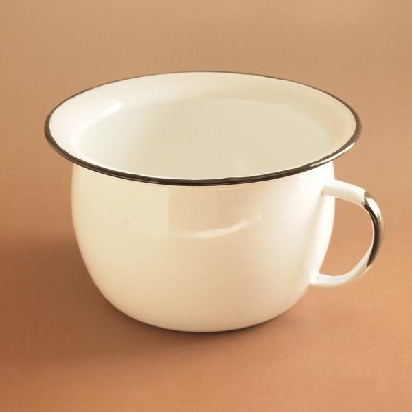 やさしいアンティークホワイトカラーが魅力の、ホーロー製チャンバーポットです。清潔感のあるシンプルなデザインで、ナチュラルやカントリーインテリアにぴったり。もともとはおまるとして使われていたアイテムですが、現在では多用途に使える便利な雑貨とし...