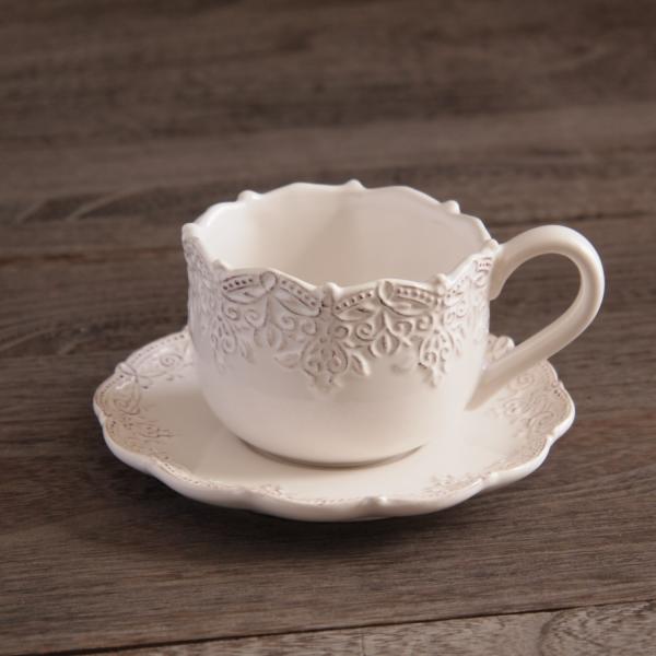 落ち着いた大人のための、食器シリーズ！クラシカルなレリーフ模様。おしゃれな食器たちで特別な時間を演出しましょう！釉薬の下から薄く見えるクレイの色相が、アンティーク感と、独特の雰囲気を醸し出しています。パーティーなどのスペシャルオケージョンは...