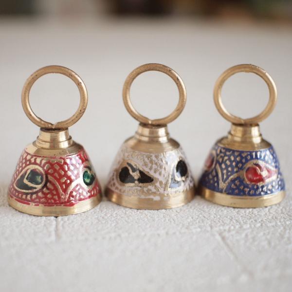 ブラス製のディナーベルです！ハンドメイドなので、一つ一つ音色が違います。軽やかなベルの音で、食卓にみんなを呼びましょう！インテリアにも♪サイズ：高さ：5cm　直径：3.5cm材質：ブラスカラー：3色インド製≪ご注意≫※ハンドメイドのため、色...