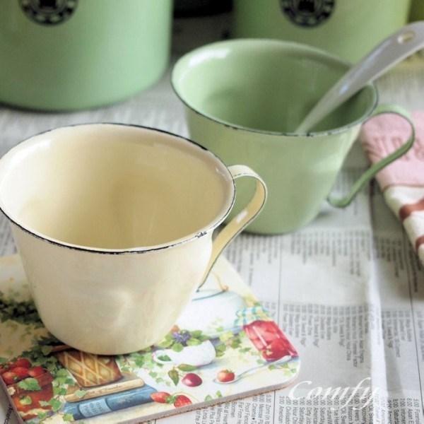 どこか懐かしい、カントリー雑貨定番のホーローカップです。ナチュラルなインテリアやベランダガーデンにしっくり馴染む、アンティーク調のクリームとグリーンがとても優しい雰囲気です。アンティーク仕上げのため、残念ながら飲み物用には使えませんが小さな...